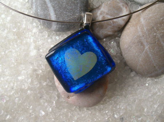 Blått halssmykke av dichroic glass, med hjerte. - Epla