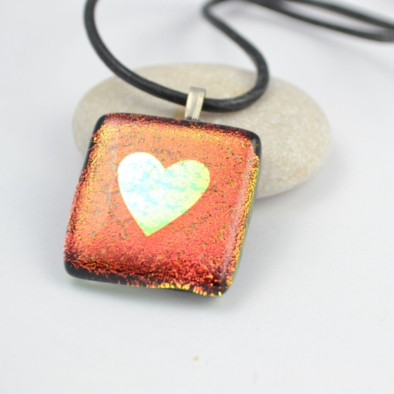 Oransje/kobberfarget firkantet smykke av dichroic glass med hjerte. - Epla