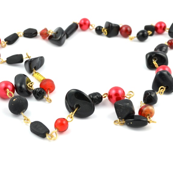 Kjede av perler i sort og rødt - Epla