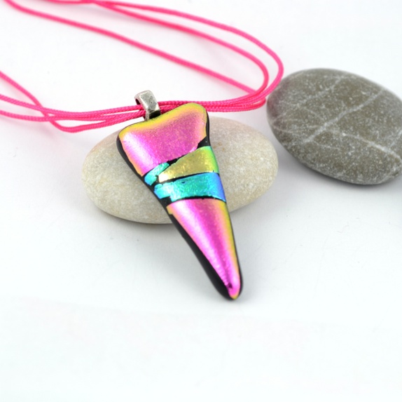 Rosa trekantet smykke av dichroic glass med innslag av lime - Epla