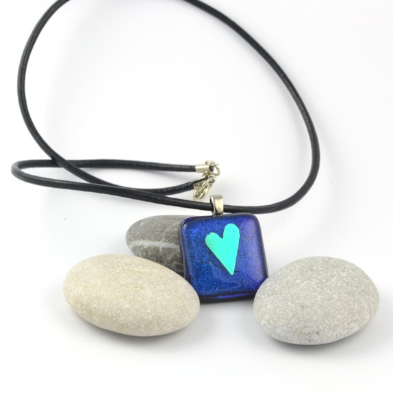 Blått firkantet smykke av dichroic glass med hjerte. - Epla