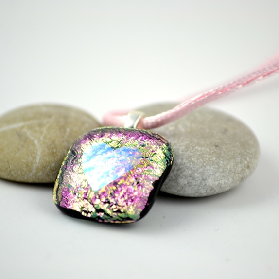 Halssmykke av rosa glass med et hjerte - Epla