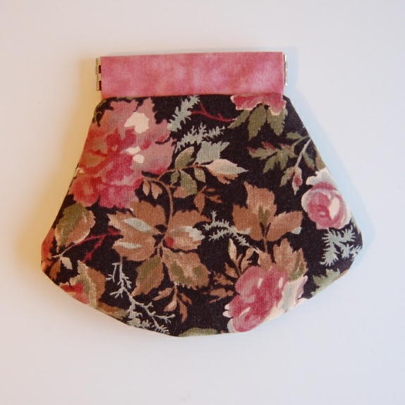 Sort klemmepung med roser - Epla