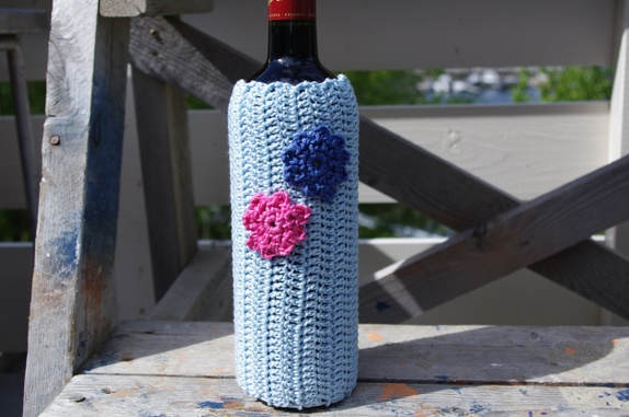 Trekk til vinflaske i lys blått med blomster i mellomblått og rosa - Epla