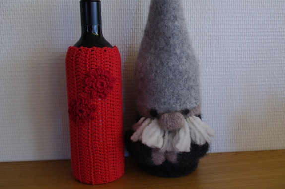 Trekk til vinflaske i julerødt med mørkere blomster - Epla