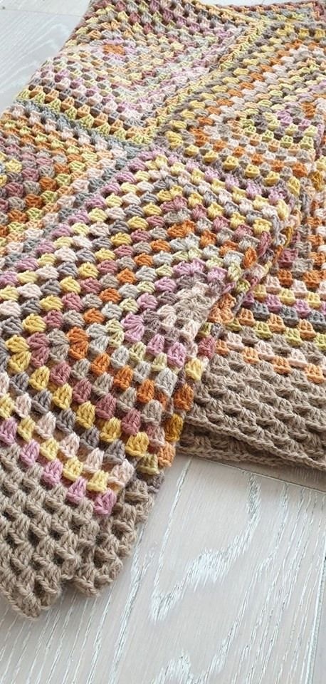 Heklet teppe i lyse rustfarger - Epla