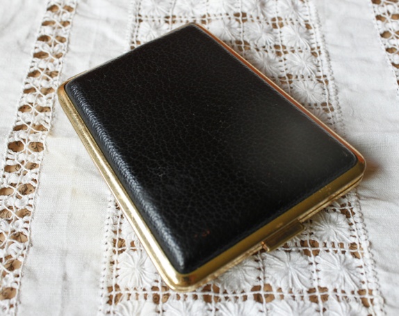 Gammelt sigarettetui. - Epla