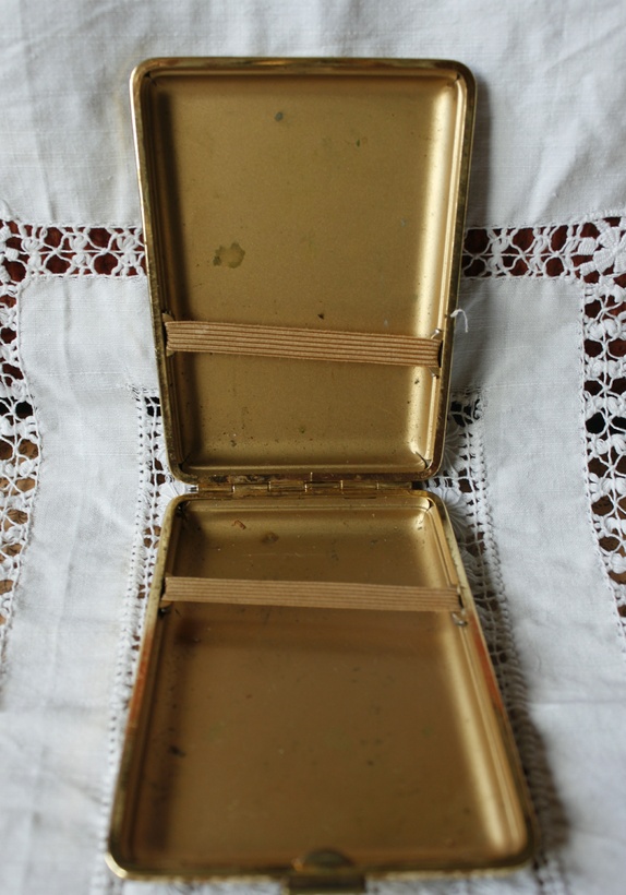 Gammelt sigarettetui. - Epla