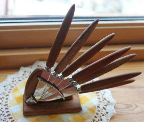 Fruktkniver i stativ. - Epla