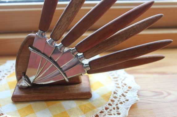 Fruktkniver i stativ. - Epla