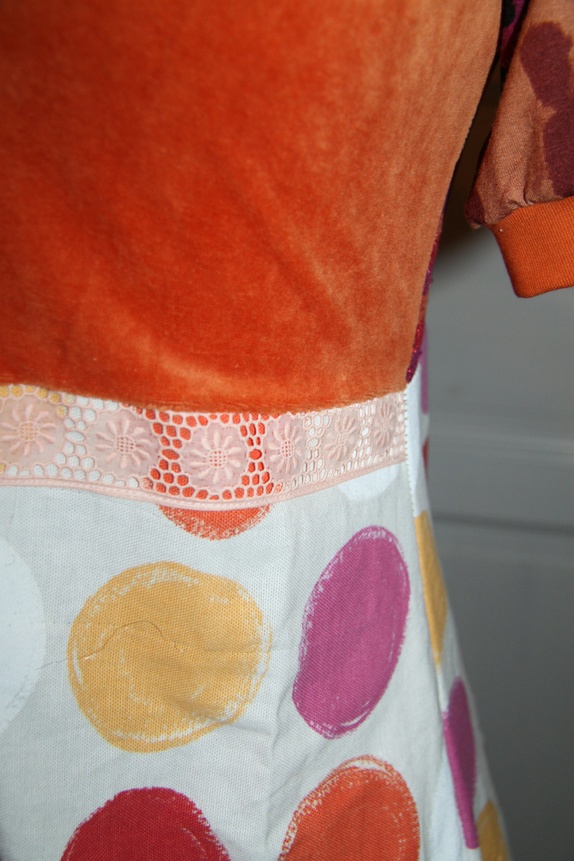 FARGERIK KJOLE MED PRIKKAR OG STRIPER, str XL (44/46) - Epla