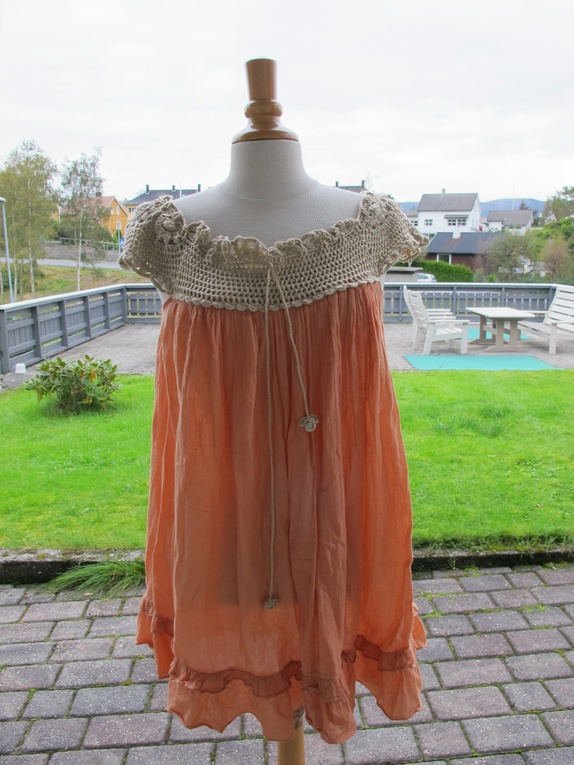 Nydelig topp med heklet bærestykke - Epla