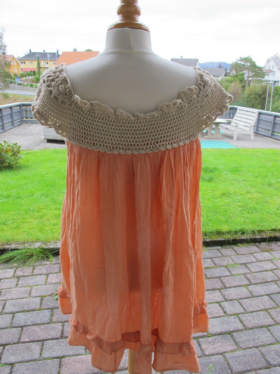 Nydelig topp med heklet bærestykke - Epla