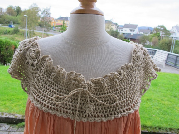 Nydelig topp med heklet bærestykke - Epla