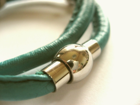 100-kronerssalg! Str. M. Stilig armbånd i turkis lammeskinn - Epla