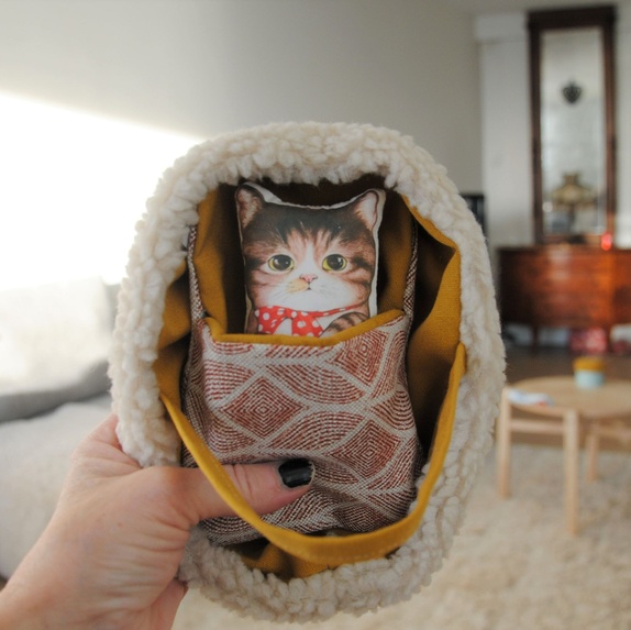 Yndig leke - katt med kurv - Epla