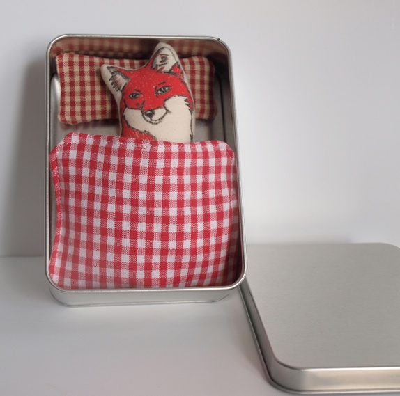 Reven sover..håndtegnet tekstil Rev i tinnboks med pute og teppe - Epla