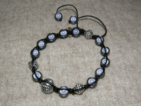 Makramé armbånd i sort nylon med "Magic" perler - Epla