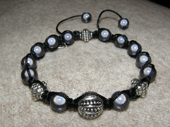 Makramé armbånd i sort nylon med "Magic" perler - Epla