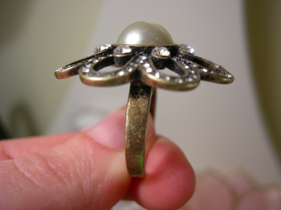 Stor ring med pærle og strasstener - Epla