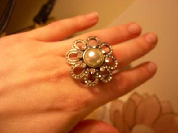 Stor ring med pærle og strasstener - Epla