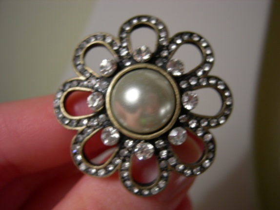 Stor ring med pærle og strasstener - Epla