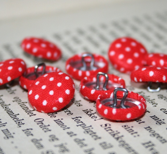 *Prikken* - røde og hvite knapper trukket i stoff, 10 stk. (15mm) - Epla