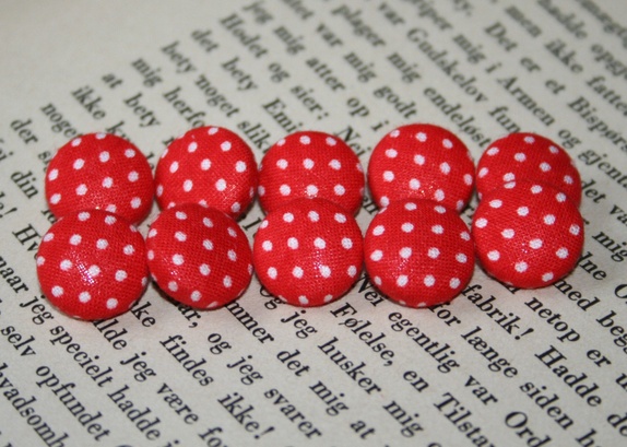 *Prikken* - røde og hvite knapper trukket i stoff, 10 stk. (15mm) - Epla