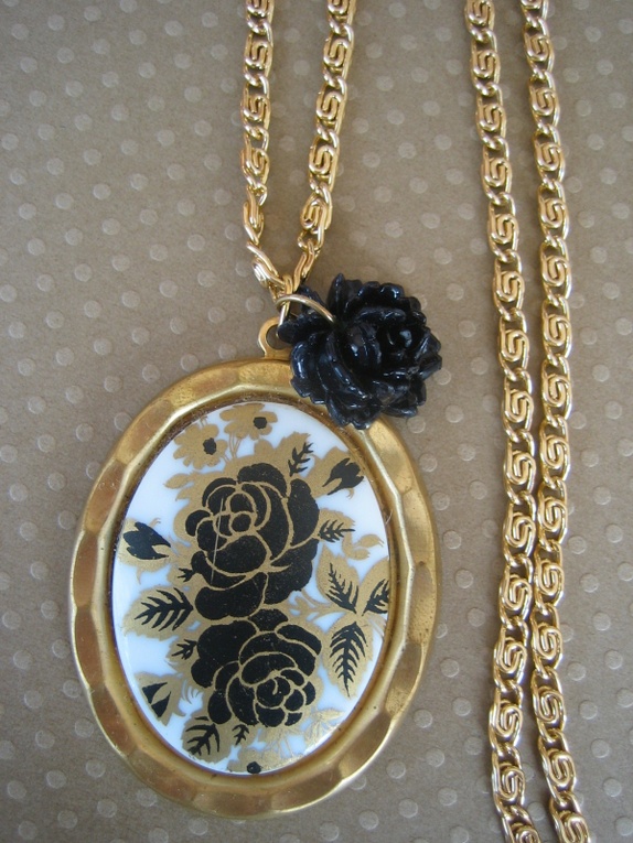 Halskjede i sort og hvitt med sort rose - Epla