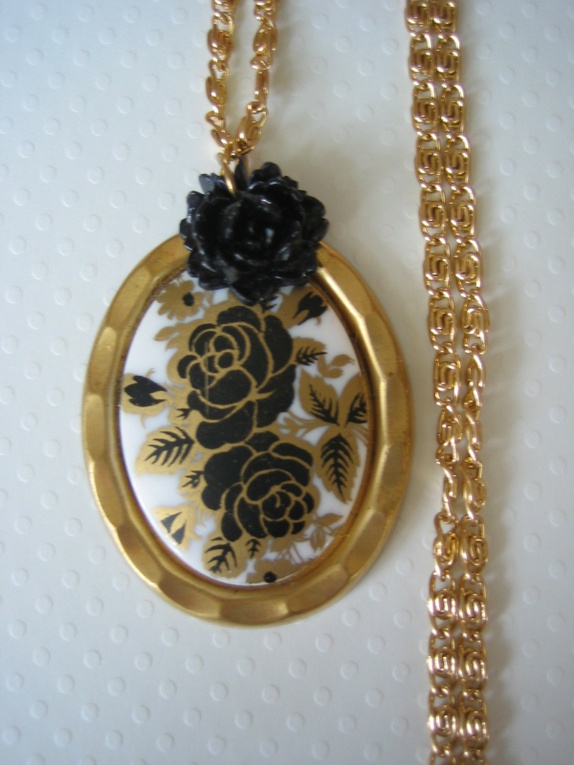 Halskjede i sort og hvitt med sort rose - Epla