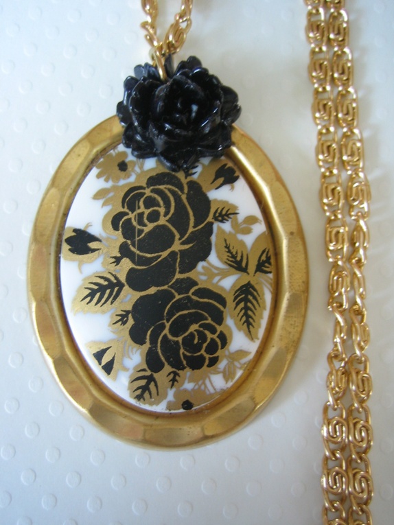 Halskjede i sort og hvitt med sort rose - Epla