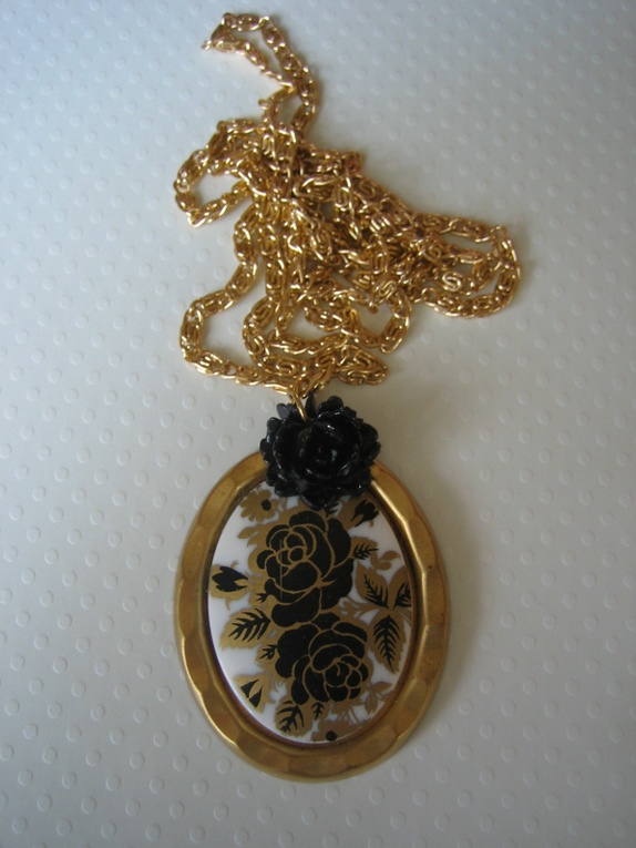 Halskjede i sort og hvitt med sort rose - Epla