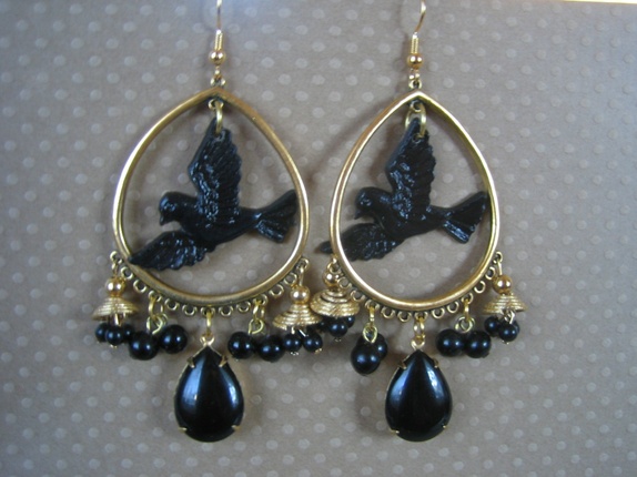 Store øredobber i sort med sort fugl - Epla