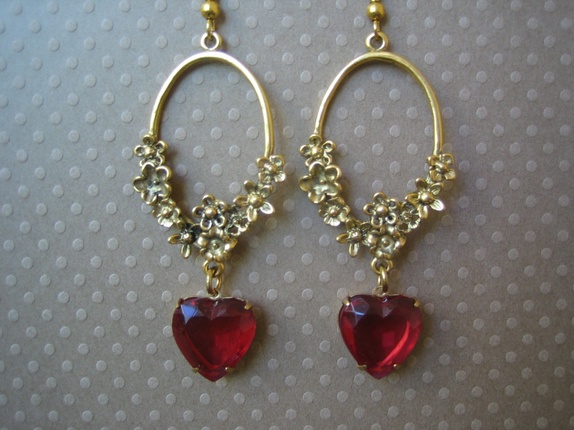 Gullfargede øredobber med røde krystall hjerter - Epla