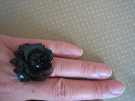 Ring med sort rose - Epla