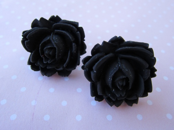 Store sorte roser på stift - Epla