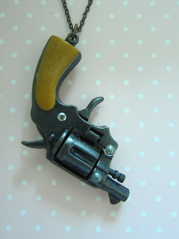 Langt kjede med vintage pistol - Epla