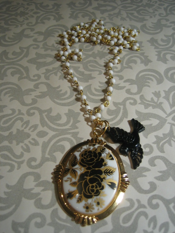 Halskjede i sort og hvitt med fugl - Epla