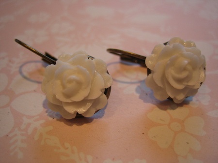 Enkle øredobber med hvite små roser - Epla