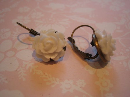 Enkle øredobber med hvite små roser - Epla
