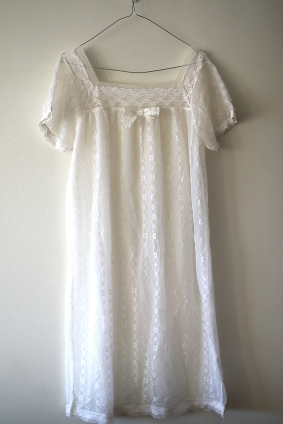 Nostalgisk blondenattkjole - Epla