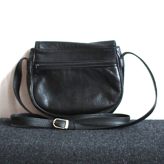 Snerten liten vintage skulderveske i sort skinn - Epla