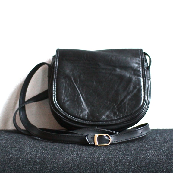 Snerten liten vintage skulderveske i sort skinn - Epla