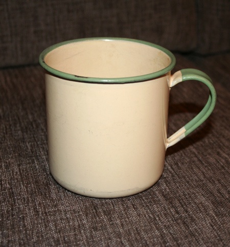 Emaljert kopp med grønn kant. - Epla