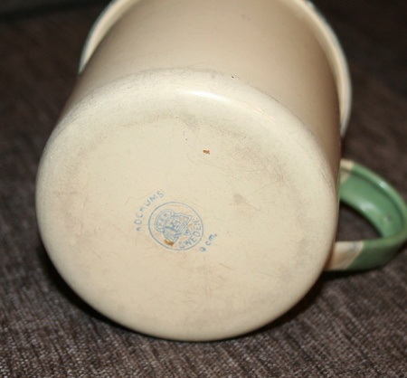 Emaljert kopp med grønn kant. - Epla