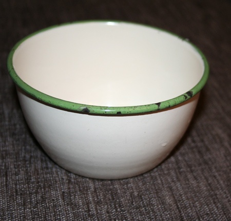 Hvit emaljert skål med grønn kant. - Epla