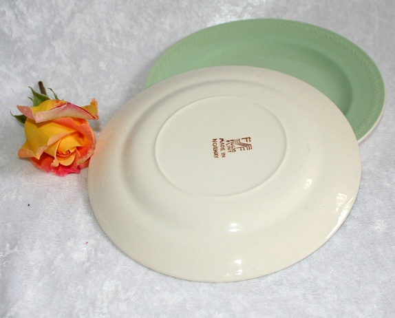 2 asjetter, grønn "Grete" fra Figgjo. - Epla