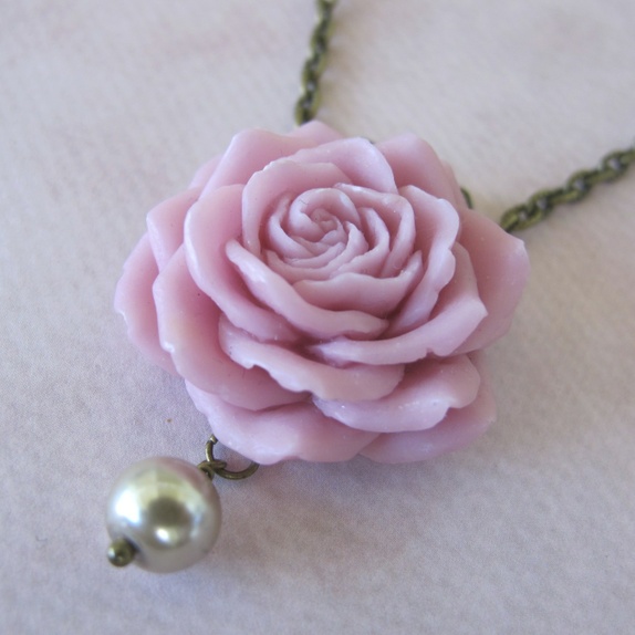 Smykke med perlelenke og stor rosa rose ♥ - Epla