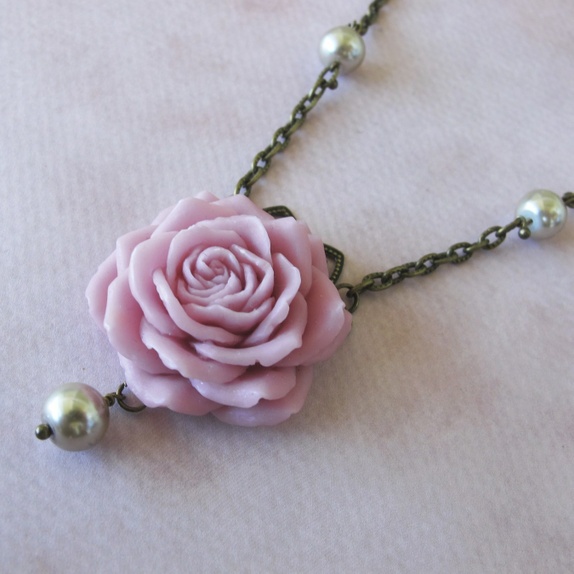 Smykke med perlelenke og stor rosa rose ♥ - Epla