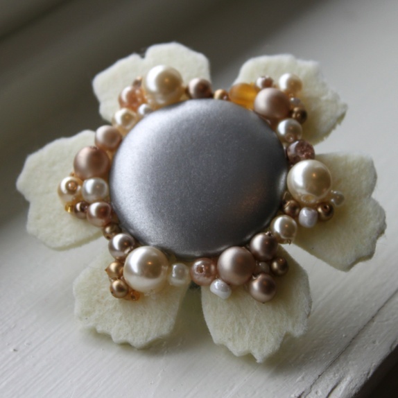 Refleksbrosje stor blomst perle (0433) - Epla